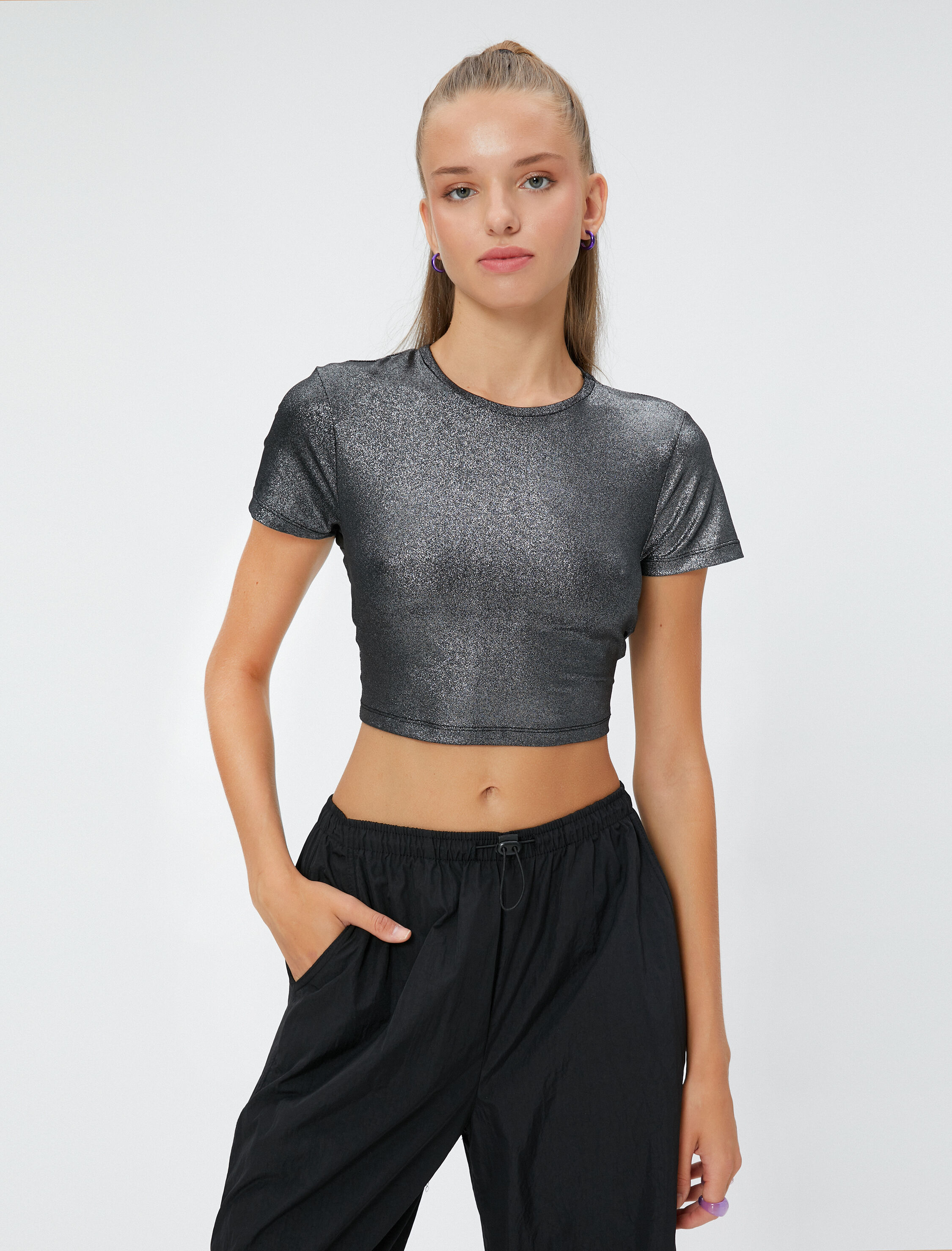 Siyah Crop Tişört Metalik Sim Detaylı Bisiklet Yaka Slim Fit Kısa Kollu 4WAL10434IK | Koton