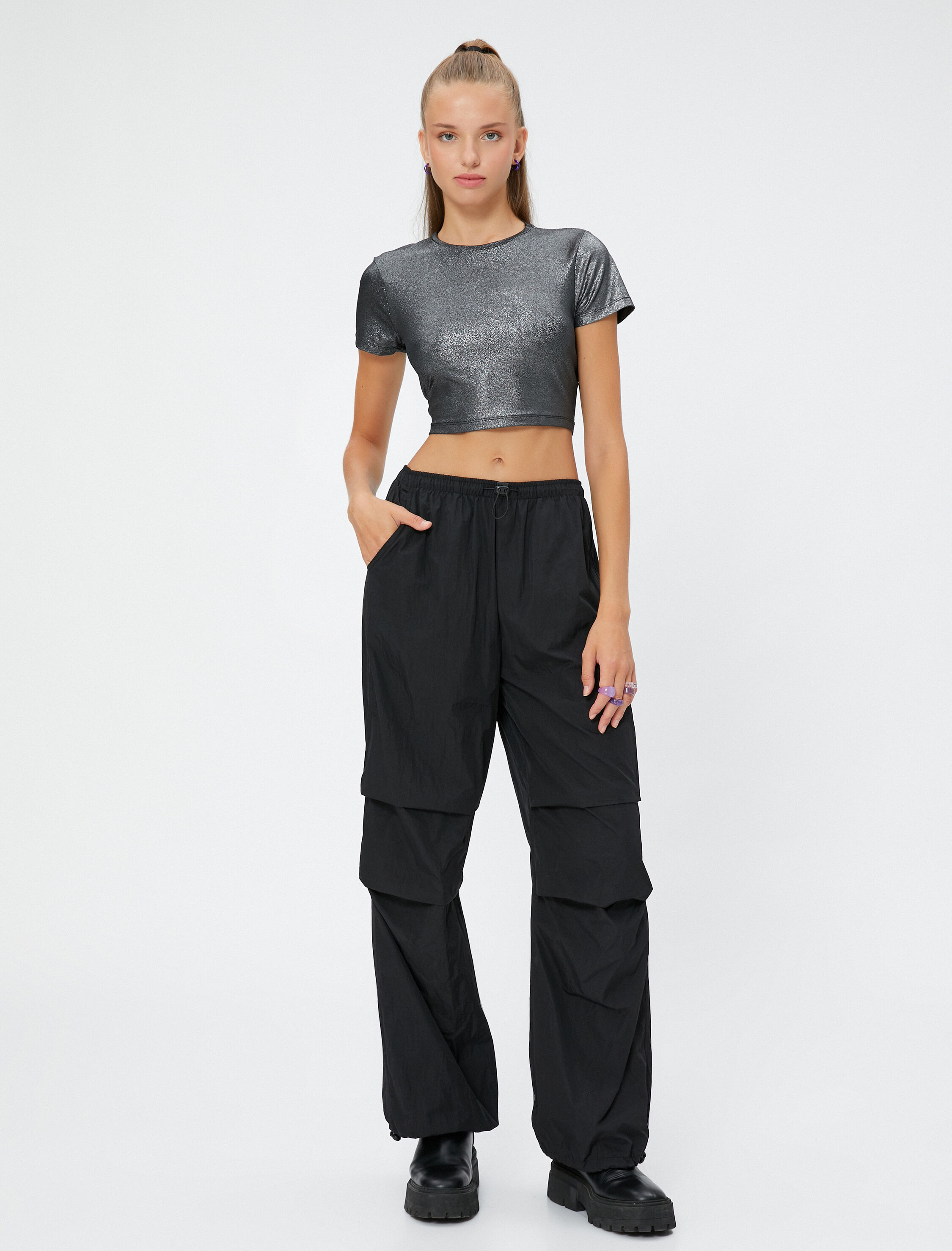 Siyah Crop Tişört Metalik Sim Detaylı Bisiklet Yaka Slim Fit Kısa Kollu 4WAL10434IK | Koton